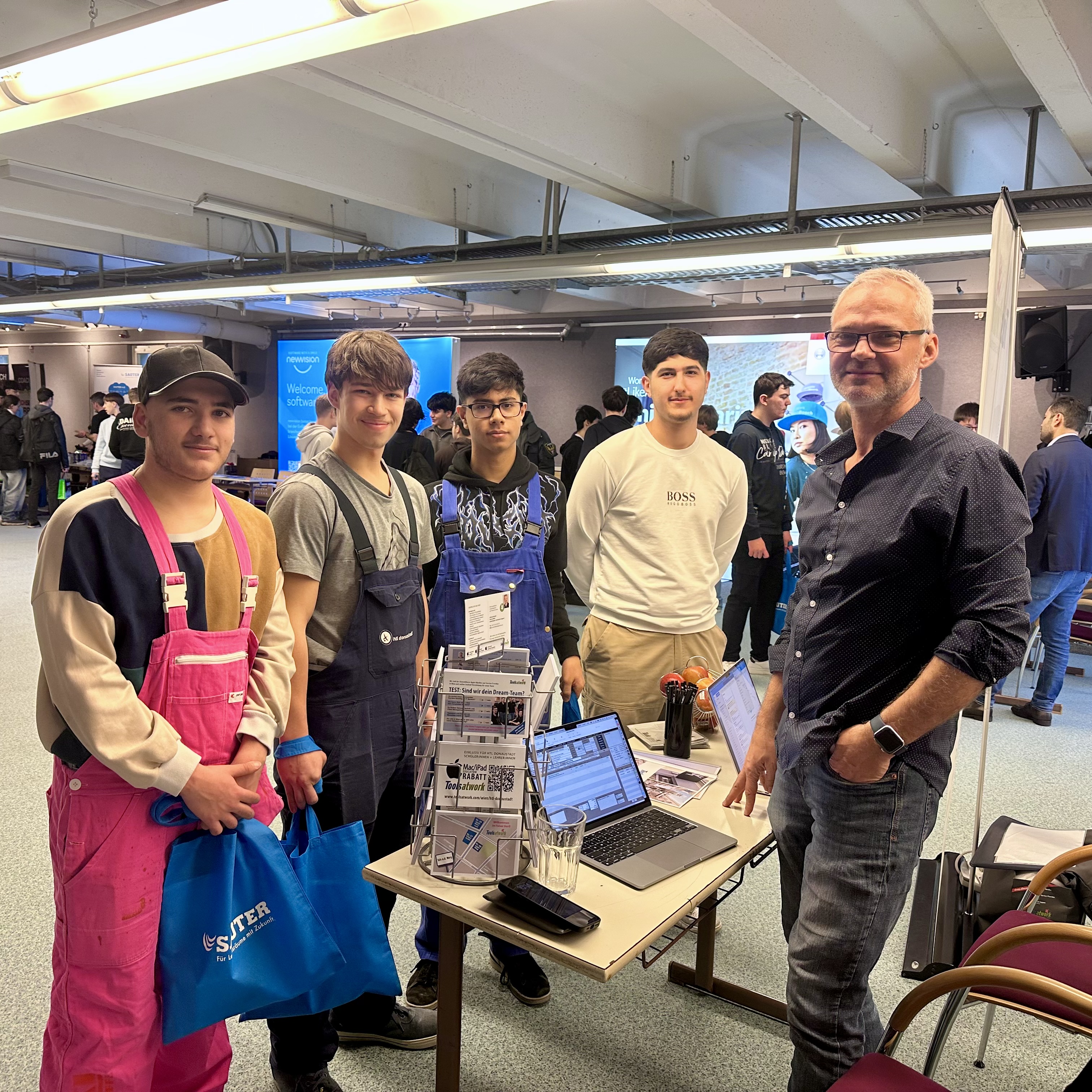 Die Tools at Work Education Spezialisten auf der Firmenmesse der HTL ...